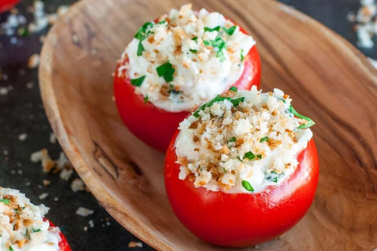 Tomate recheado com queijo | Ruralea