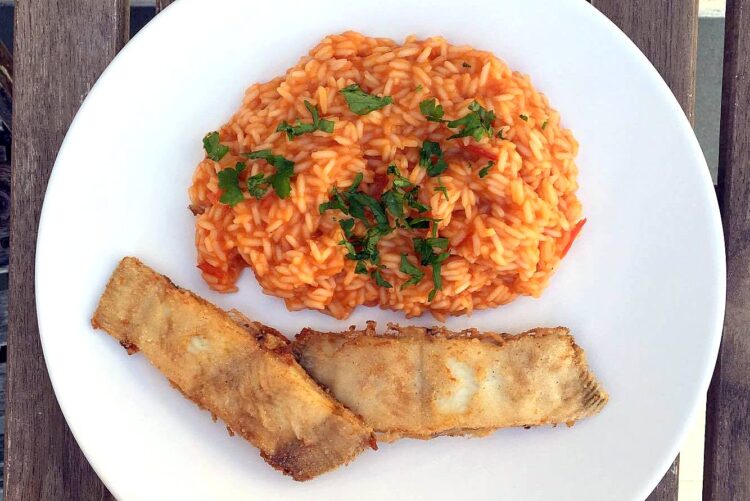 Solha frita com arroz de tomate | Ruralea